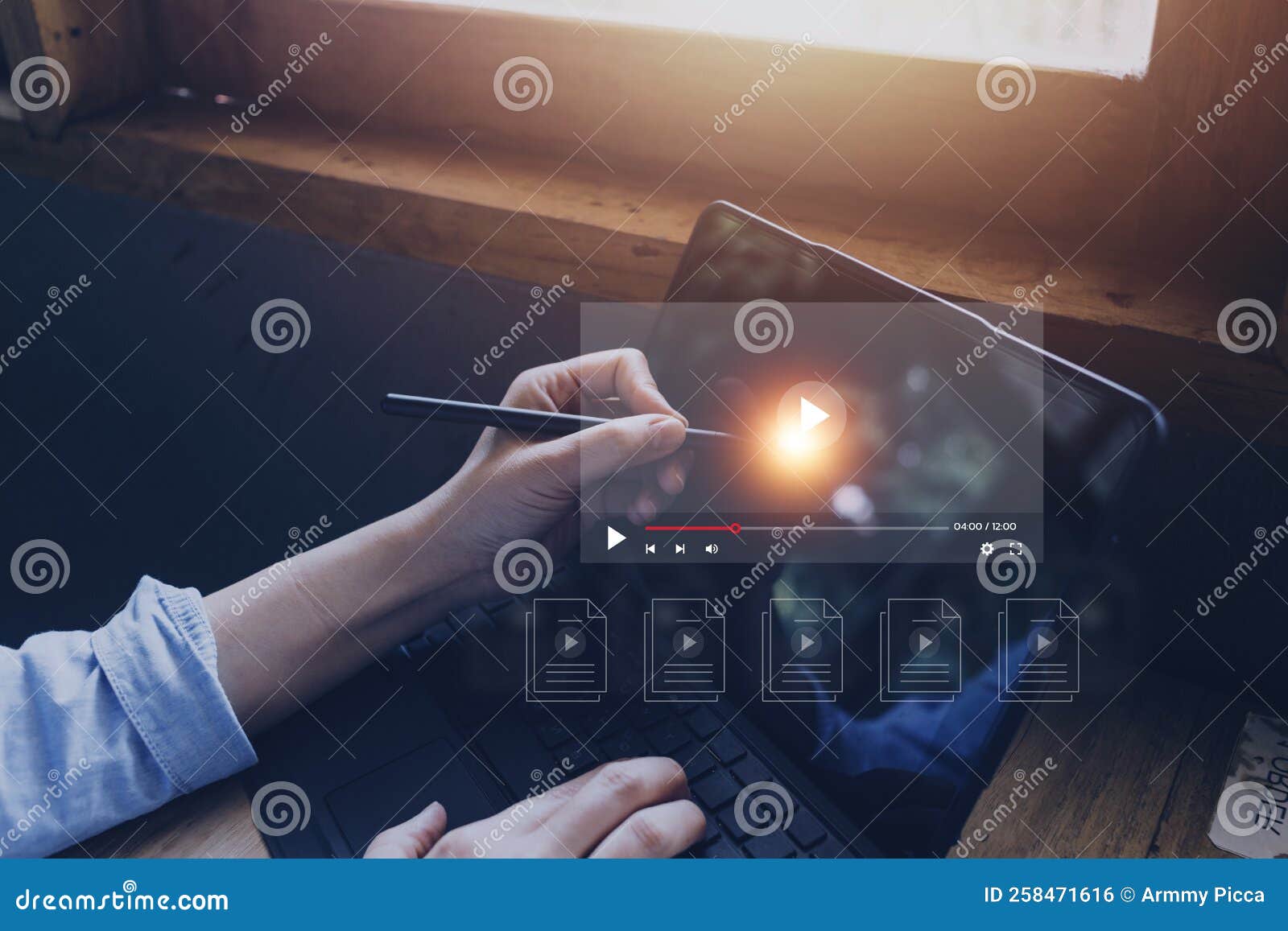 Mann Mit Maus Und Tastatur Zum Streaming Von Videos Im Internet Live ...