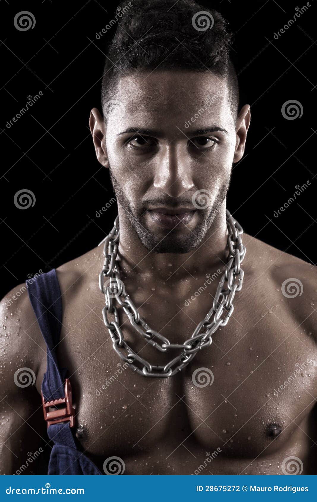 Mann Mit Muskeln Auf Einem Schwarzen Hintergrund Stockfoto - Bild von ...