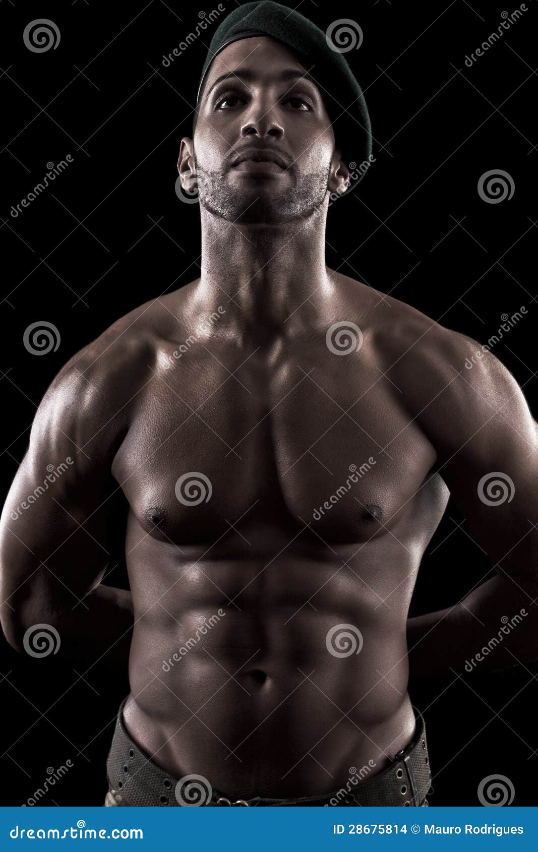 Mann Mit Muskeln Auf Einem Schwarzen Hintergrund Stockfoto - Bild von ...