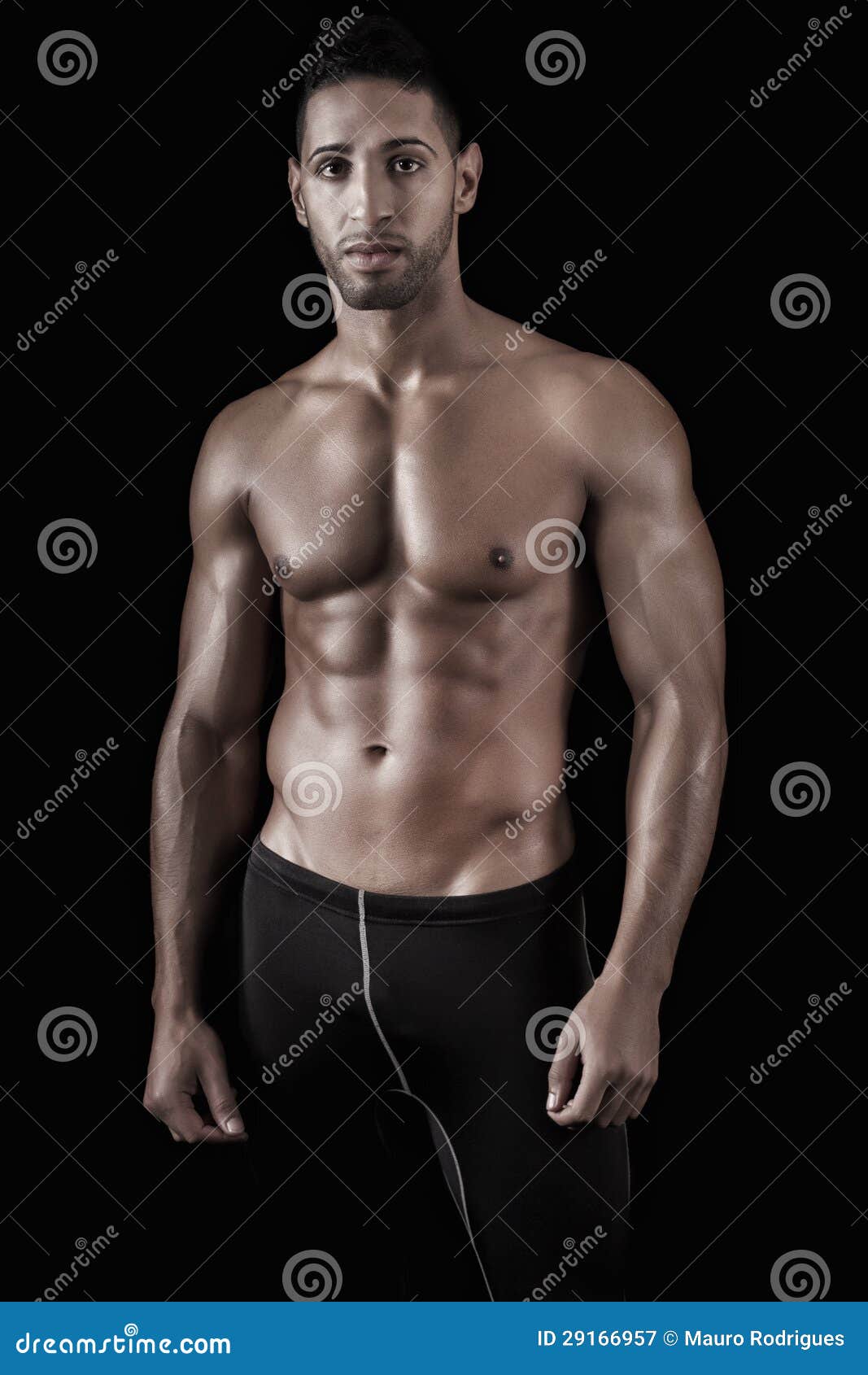 Mann Mit Muskeln Auf Einem Schwarzen Hintergrund Stockbild - Bild von ...