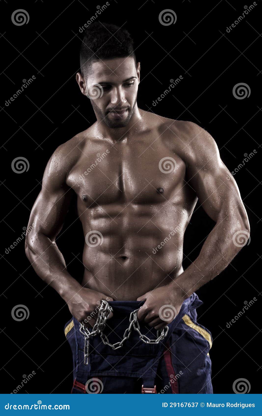 Mann Mit Muskeln Auf Einem Schwarzen Hintergrund Stockbild - Bild von ...