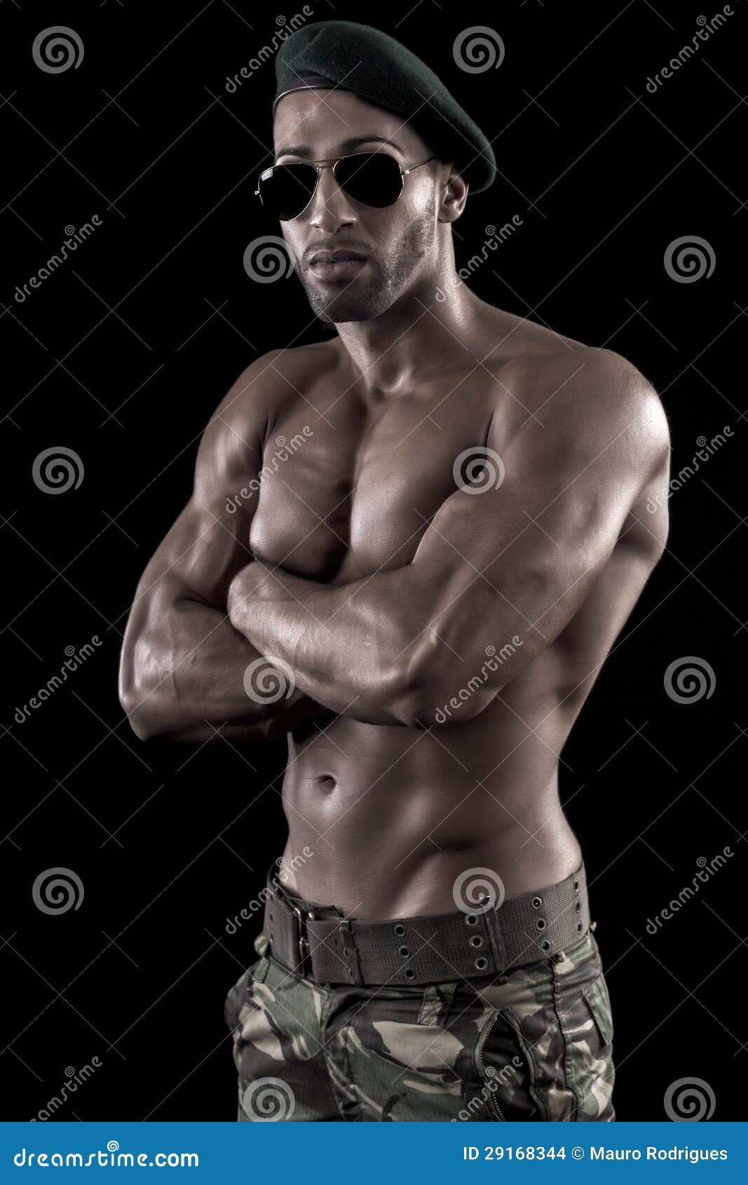 Mann Mit Muskeln Auf Einem Schwarzen Hintergrund Stockfoto - Bild von ...