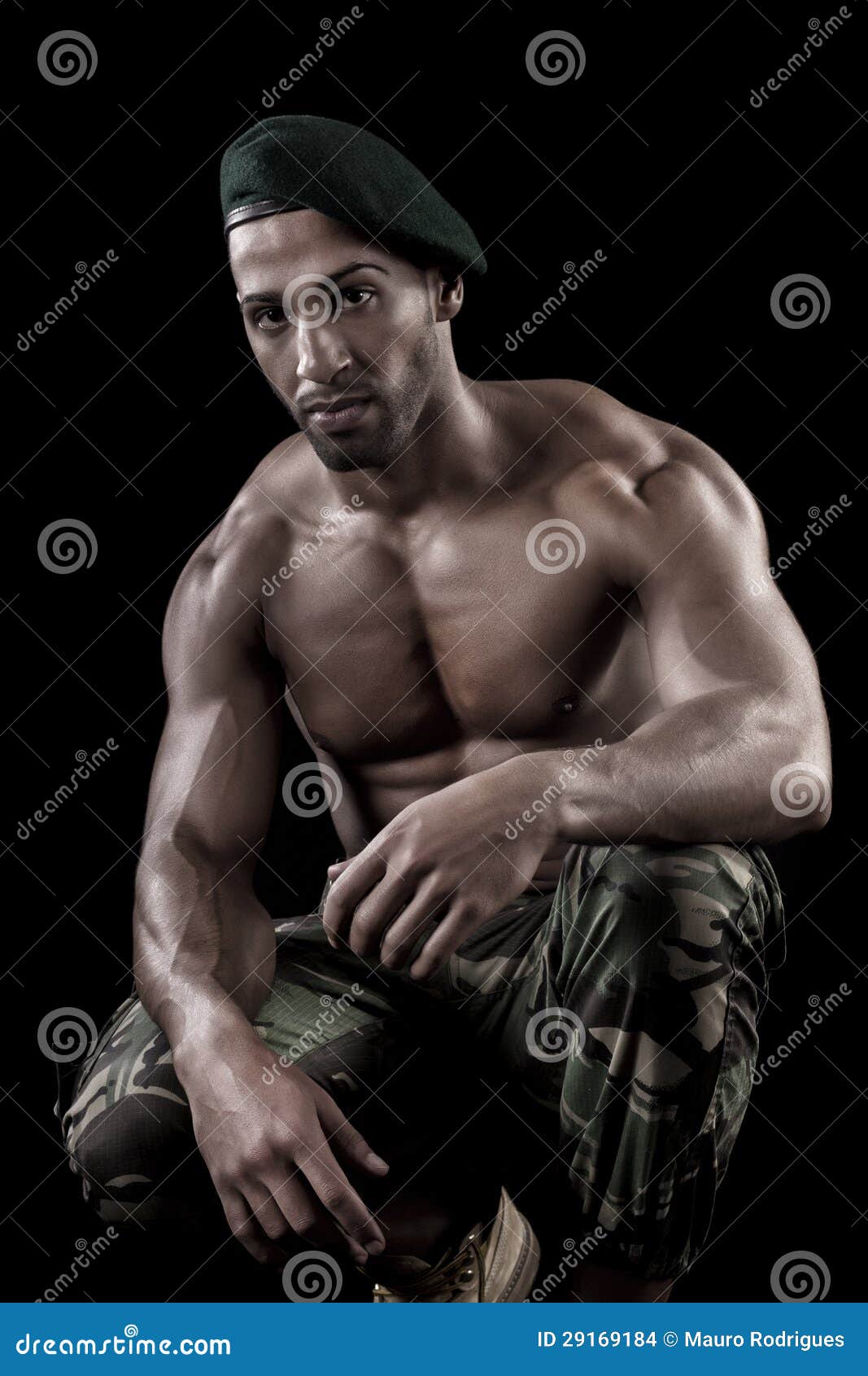 Mann Mit Muskeln Auf Einem Schwarzen Hintergrund Stockfoto - Bild von ...