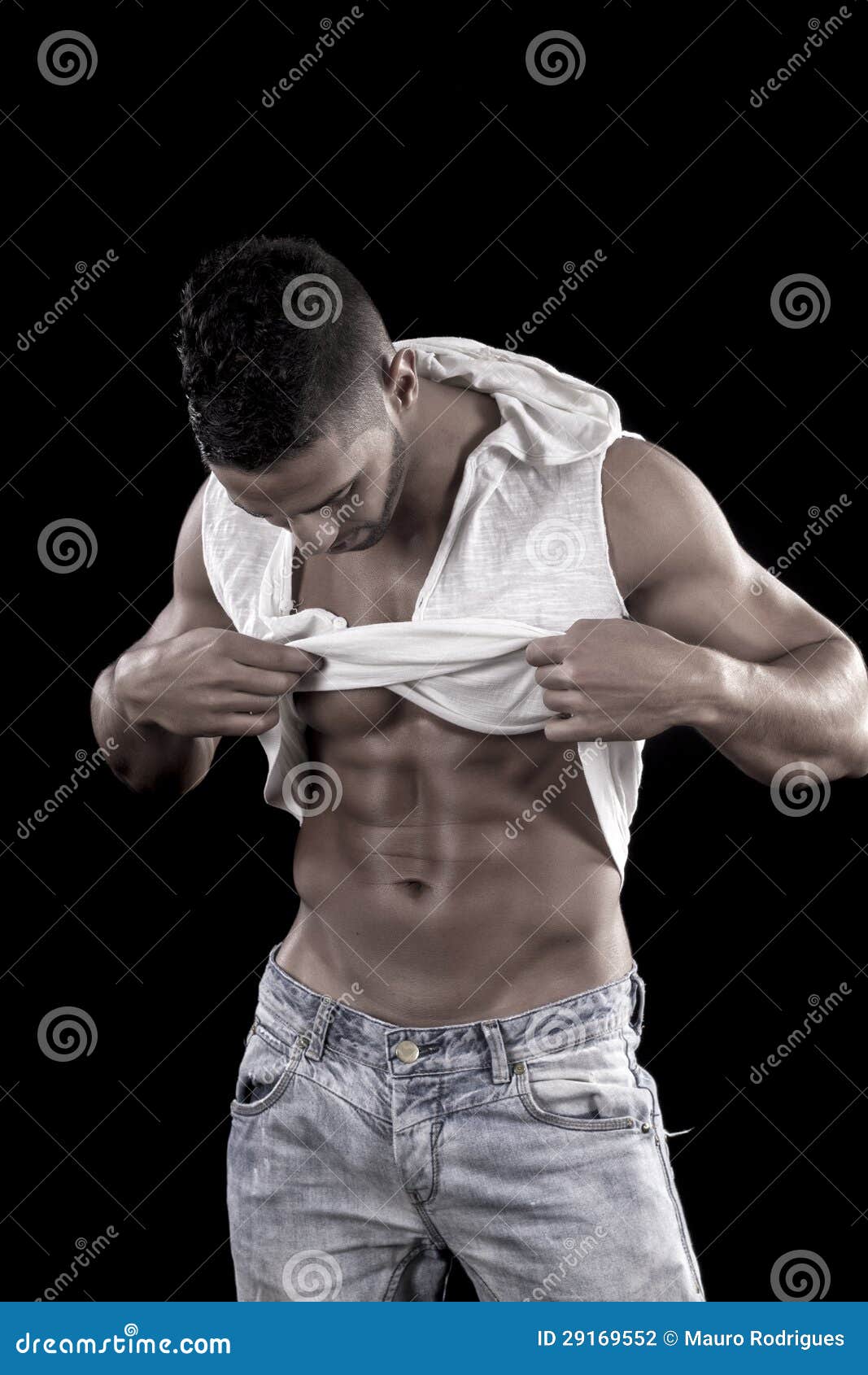 Mann Mit Muskeln Auf Einem Schwarzen Hintergrund Stockfoto - Bild von ...