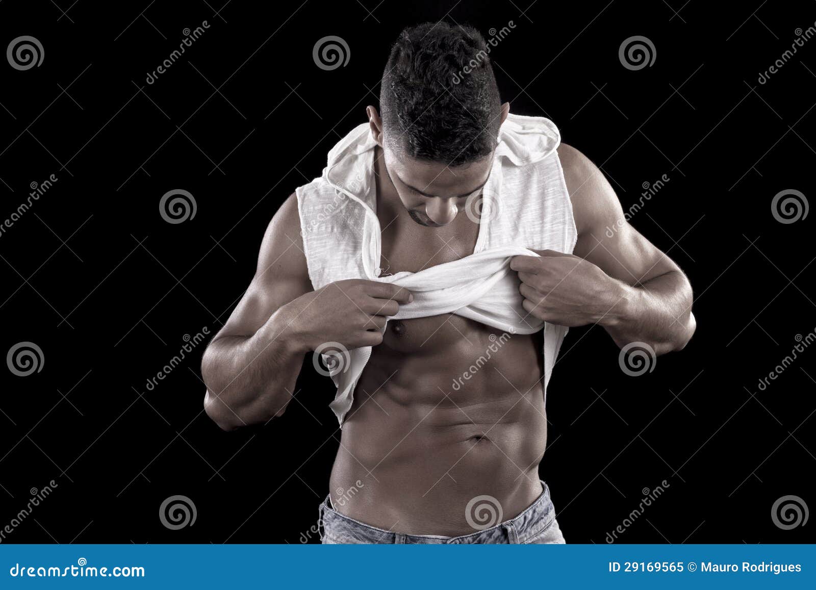 Mann Mit Muskeln Auf Einem Schwarzen Hintergrund Stockbild - Bild von ...