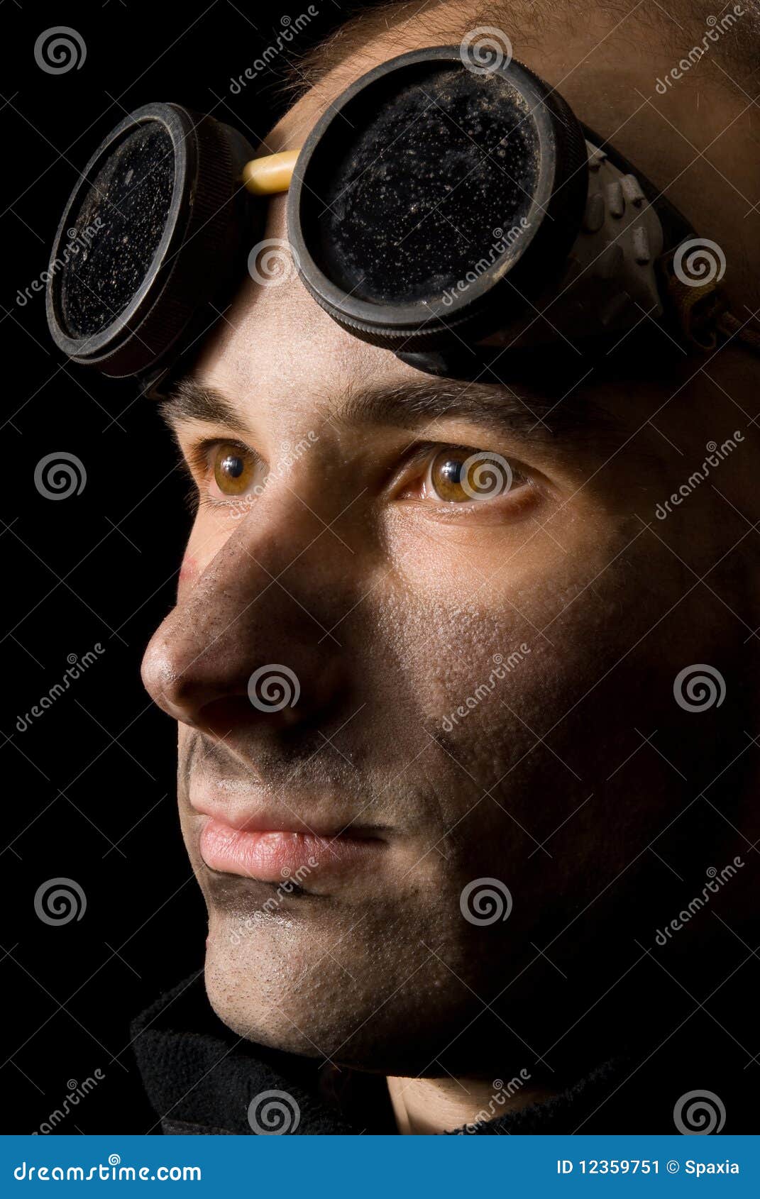 Mann Mit Schmutzigem Gesicht Stockbild - Bild von gesicht, staub: 12359751