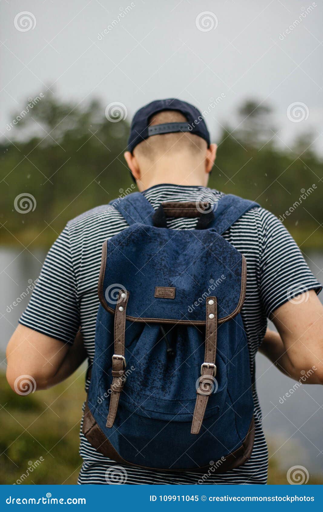 Mann Mit Schwarzem Rucksack Bild. Bild: 109911045