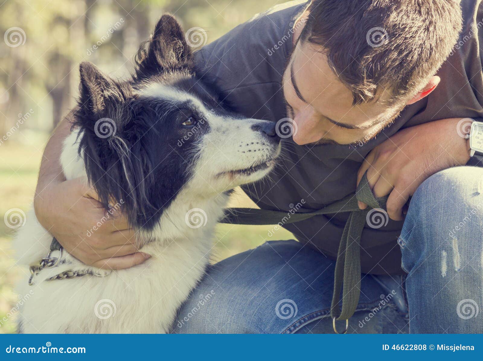 Mann mit seinem Hund stockfoto. Bild von inhaber, freundschaft - 46622808