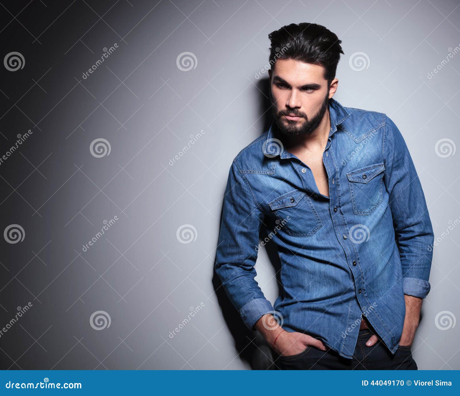 Mann Mit Seiner Hand in Der Tasche Stockfoto - Bild von nachdenklich ...