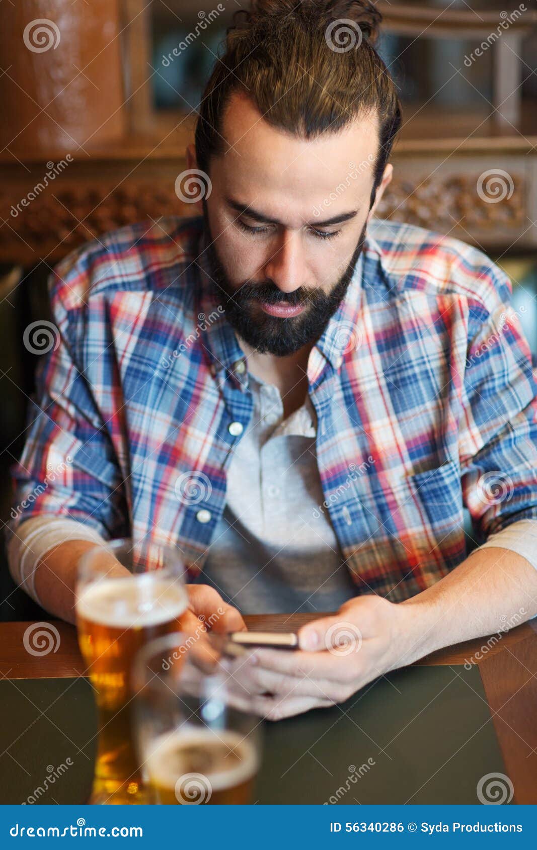 Mann Mit Trinkendem Bier Des Smartphone an Der Bar Stockfoto - Bild von ...