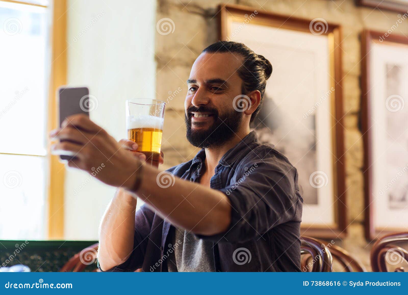 Mann Mit Trinkendem Bier Des Smartphone an Der Bar Oder an Der Kneipe ...
