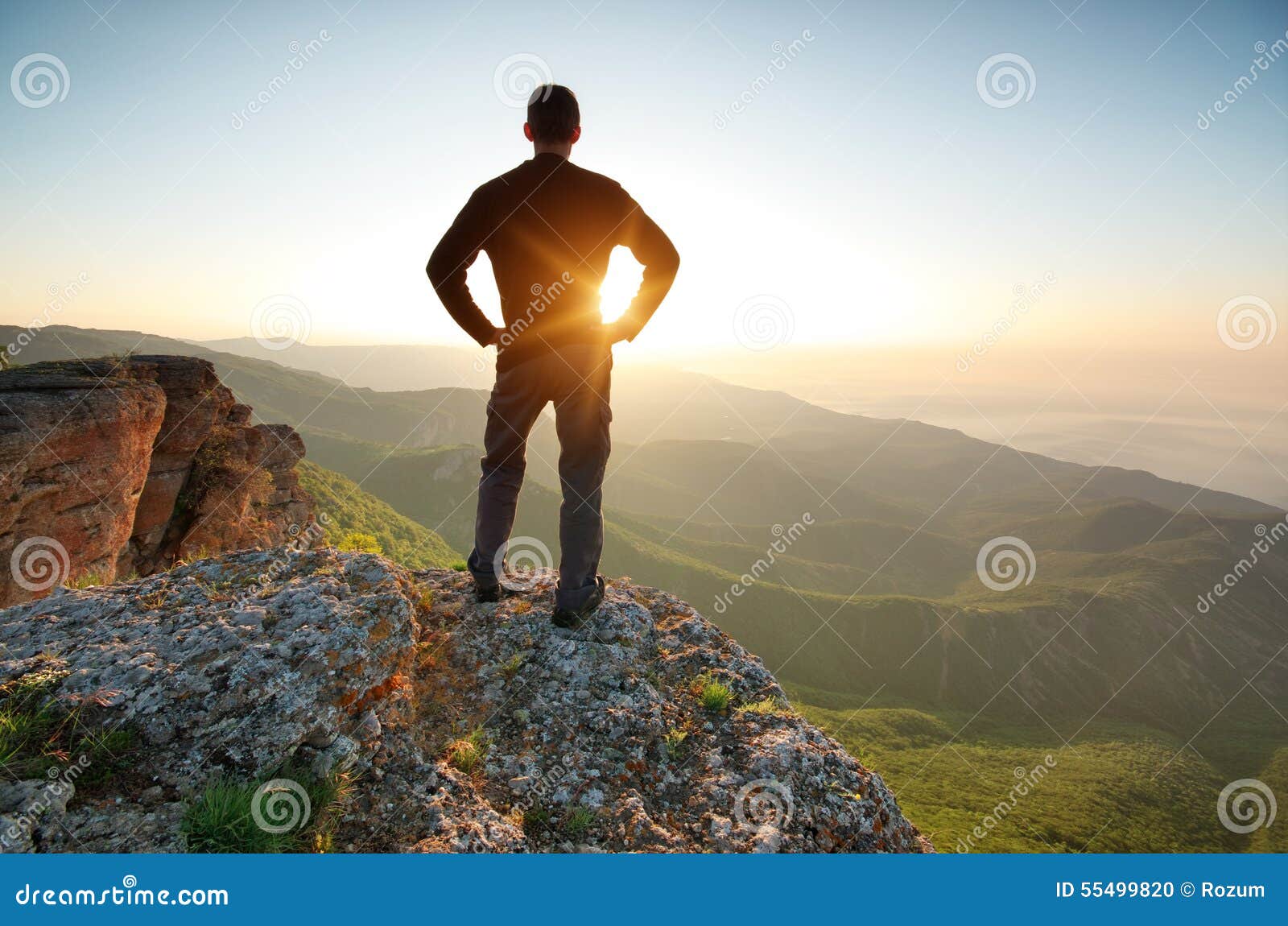 Mann oben auf Berg stockfoto. Bild von steigen, wandern - 55499820