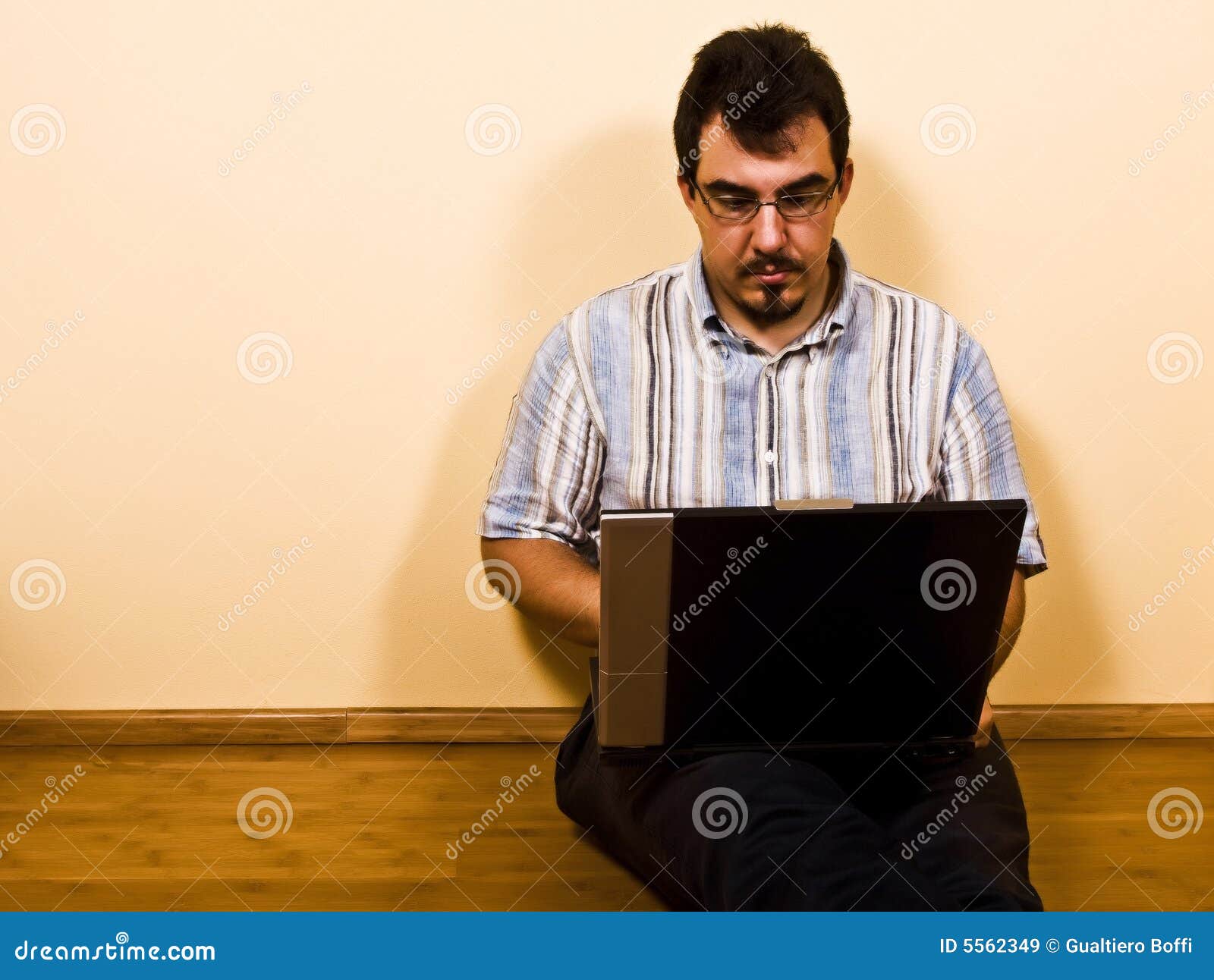 Mann Sitzen Sich Arbeit Mit Laptop Hin Stockbild - Bild von rest ...