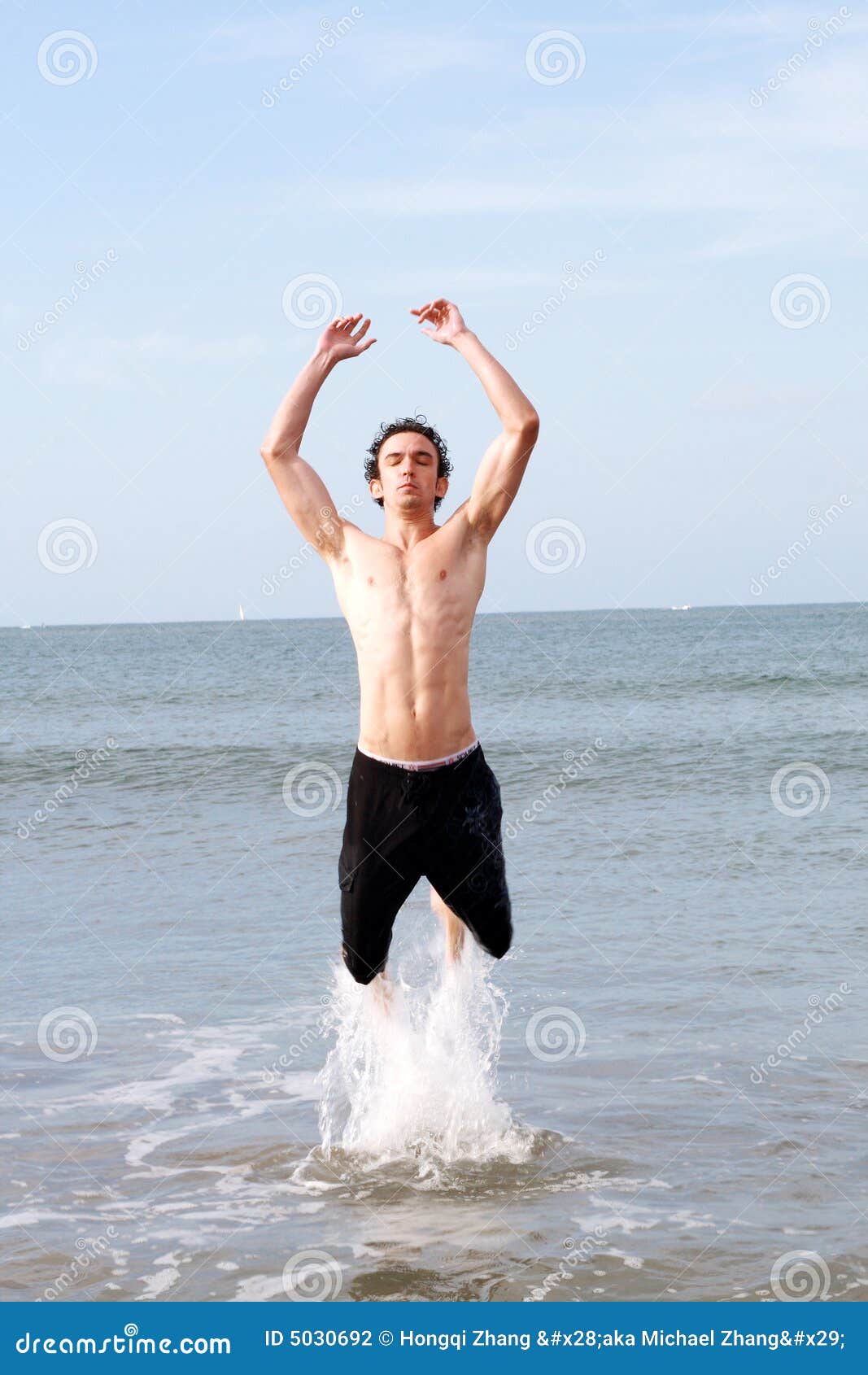 Mann springen auf Strand stockfoto. Bild von gefühl, aktiv - 5030692