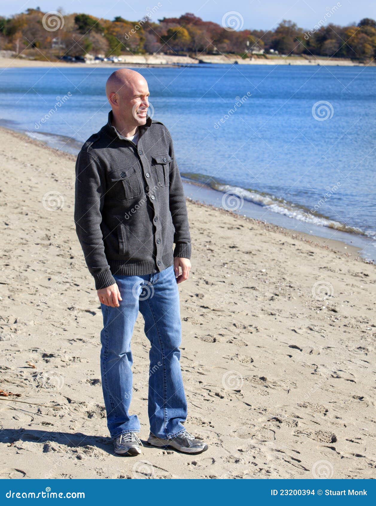 Mann am Strand stockfoto. Bild von kahl, spaziergang - 23200394