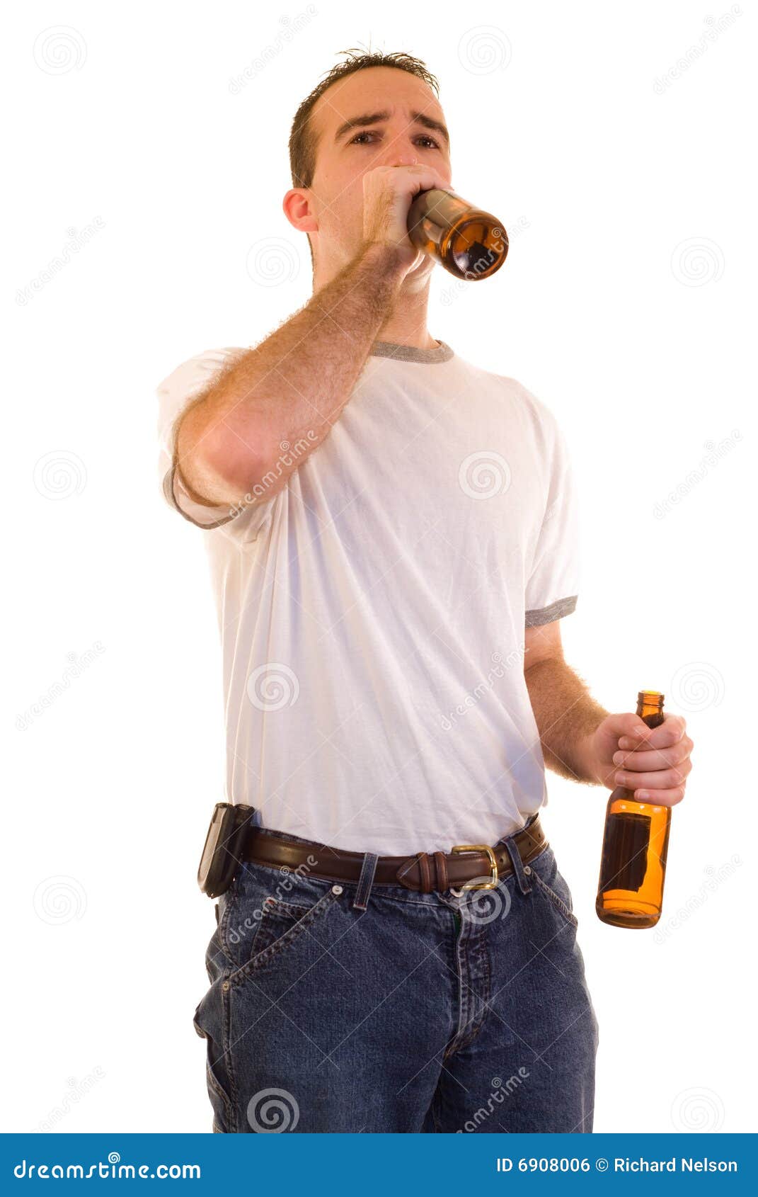 Mann-trinkendes Bier stockfoto. Bild von kerl, stehen - 6908006