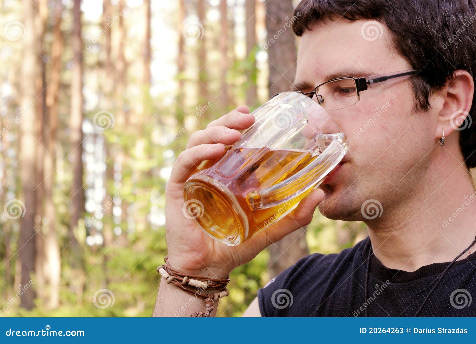 Mann trinkt Bier stockbild. Bild von glas, bruch, junge - 20264263