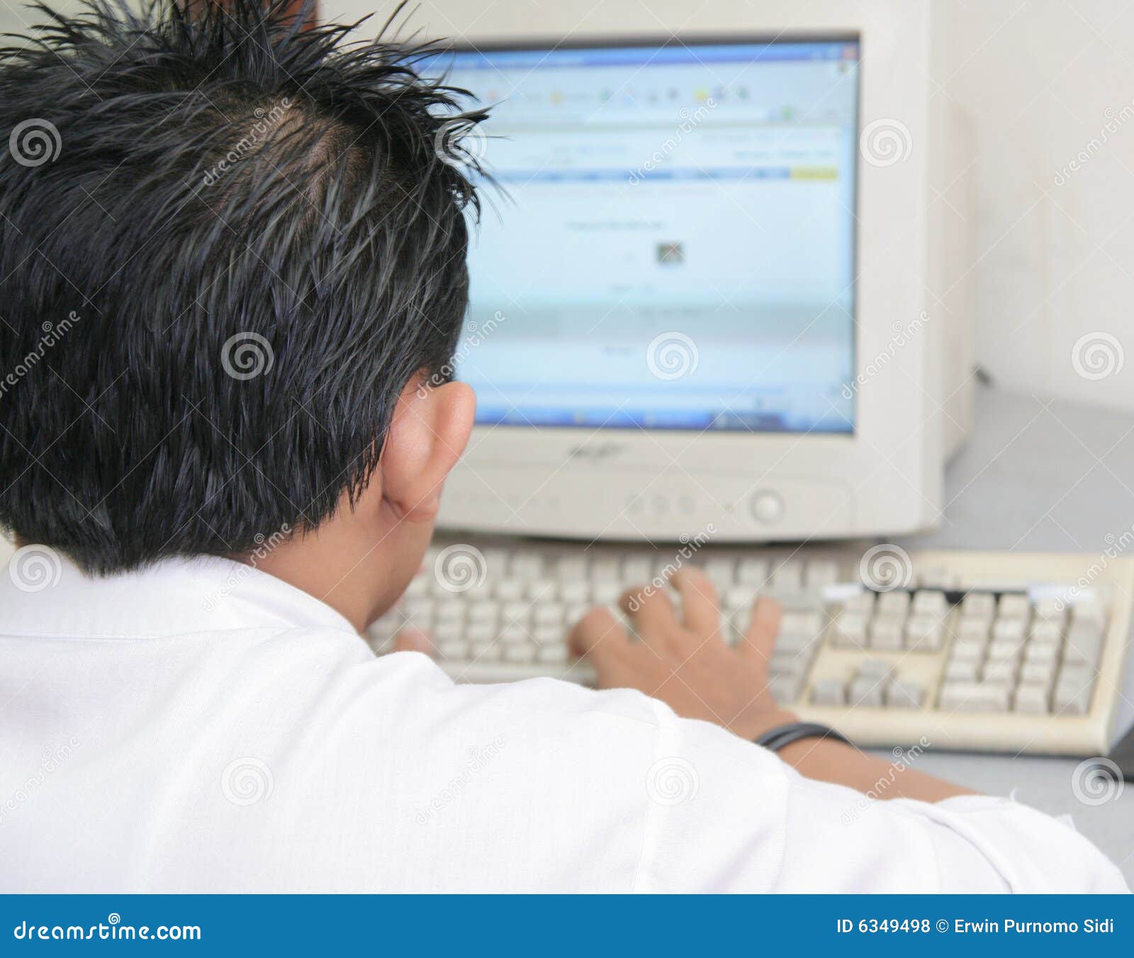 Mann und Computer stockfoto. Bild von mann, funktion, personal - 6349498