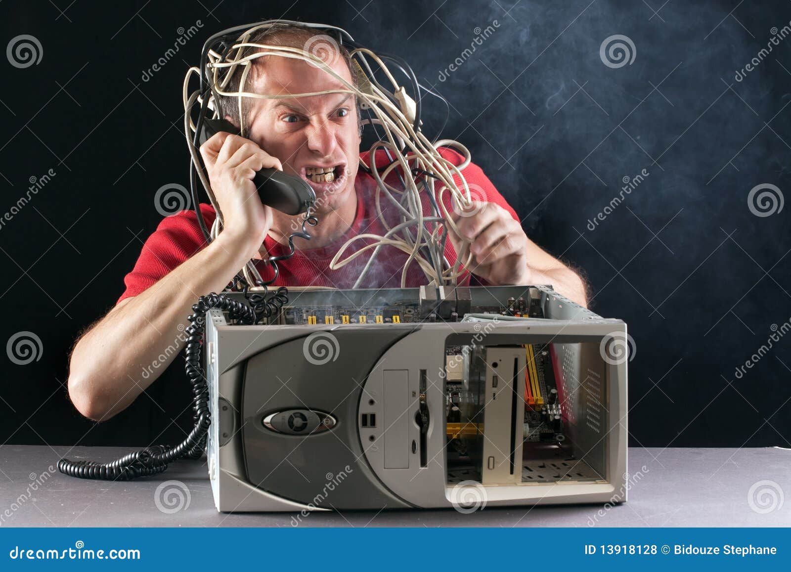 Mann und Computer Burning stockfoto. Bild von streber - 13918128