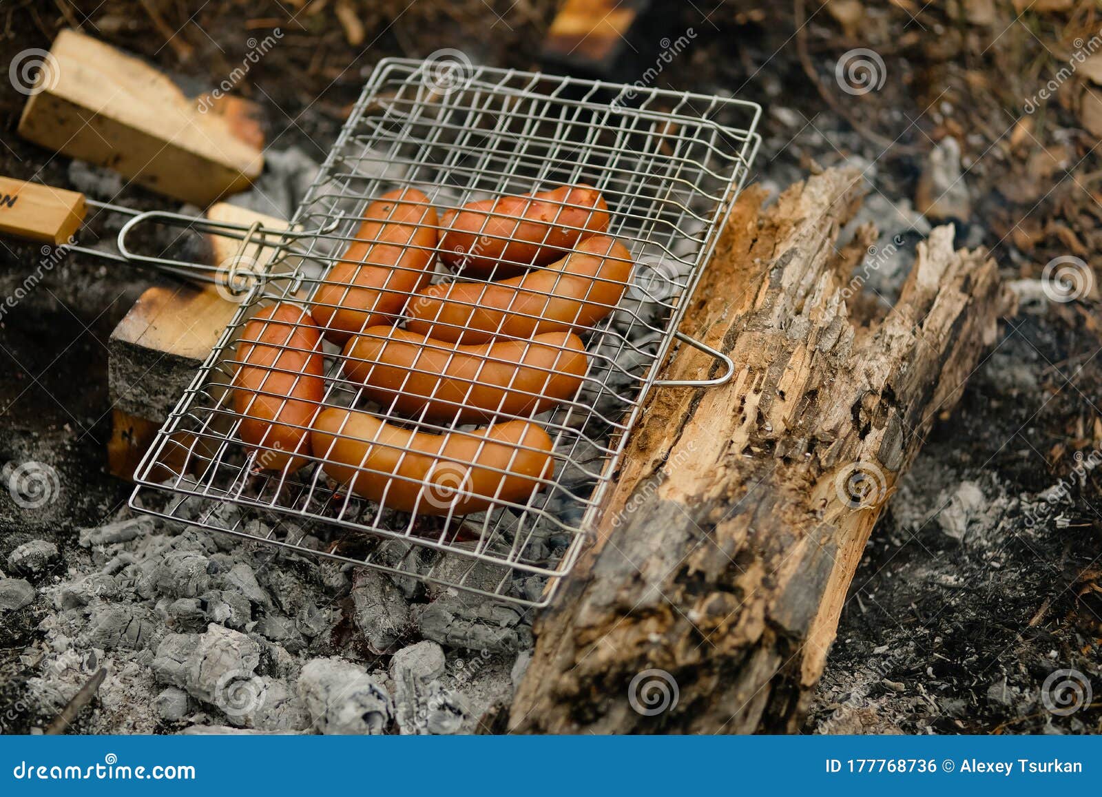 Mann Und Frau, Die Bratwurst Oder Wurst in Der Natur Grillen. Stockfoto ...