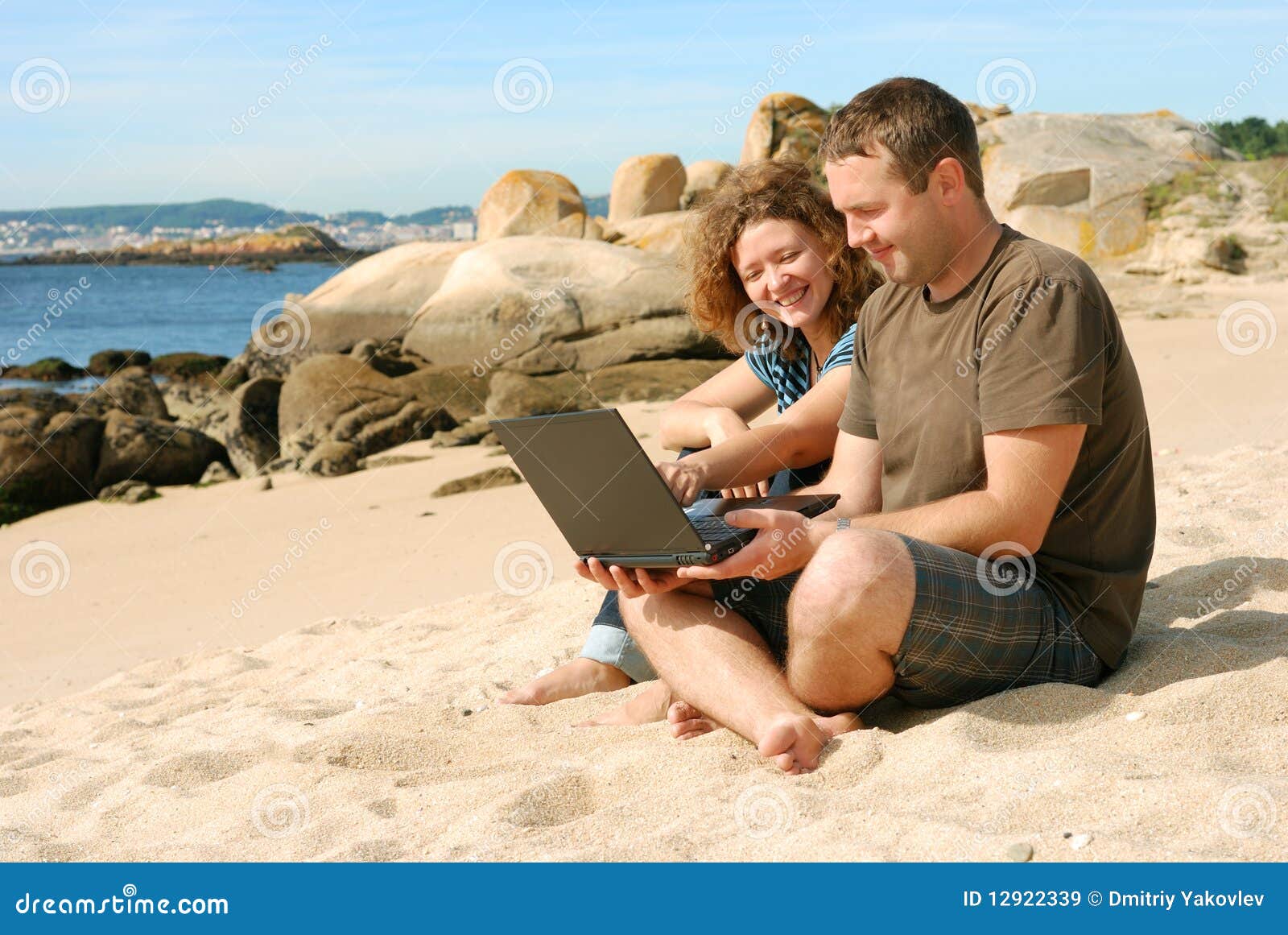 Mann Und Frau Mit Computer am Strand Stockbild - Bild von mann ...