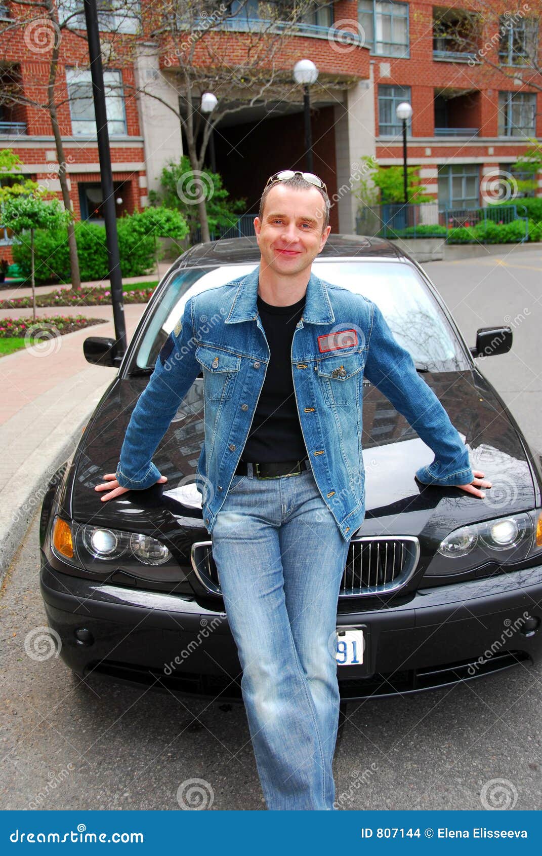 Mann und sein Auto stockfoto. Bild von besitzen, laufwerk - 807144