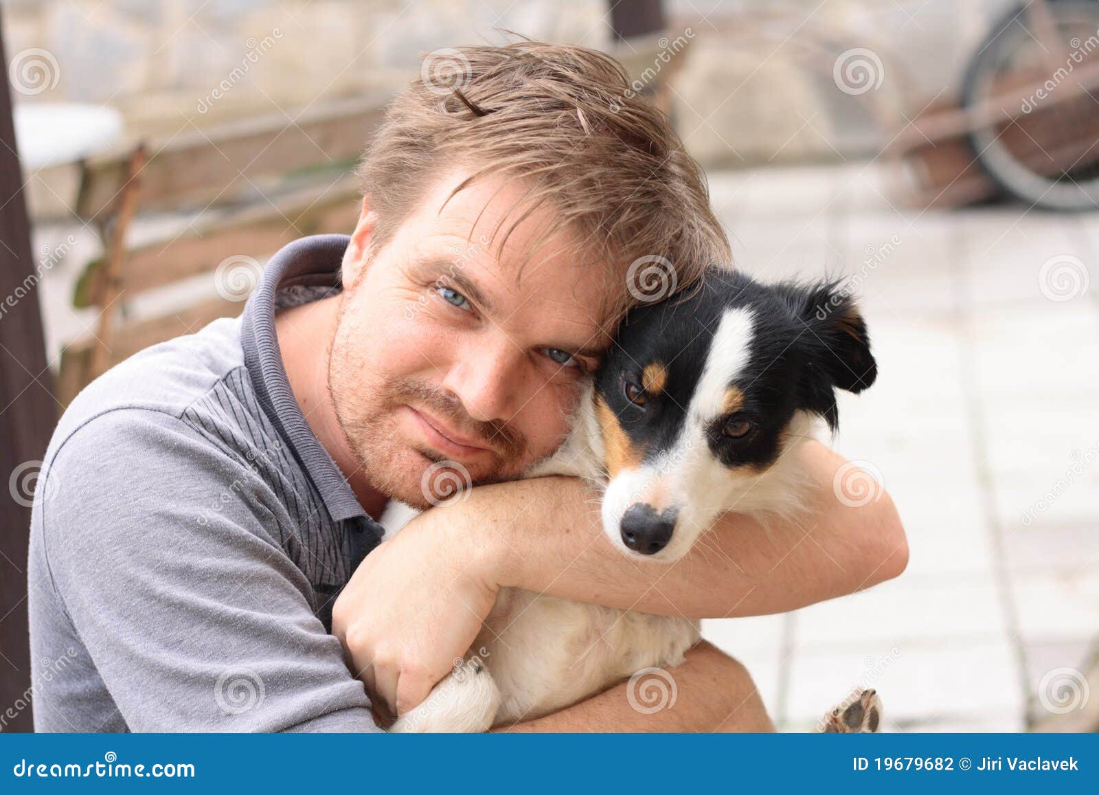 Mann und sein Hund stockfoto. Bild von umfassen, nave - 19679682