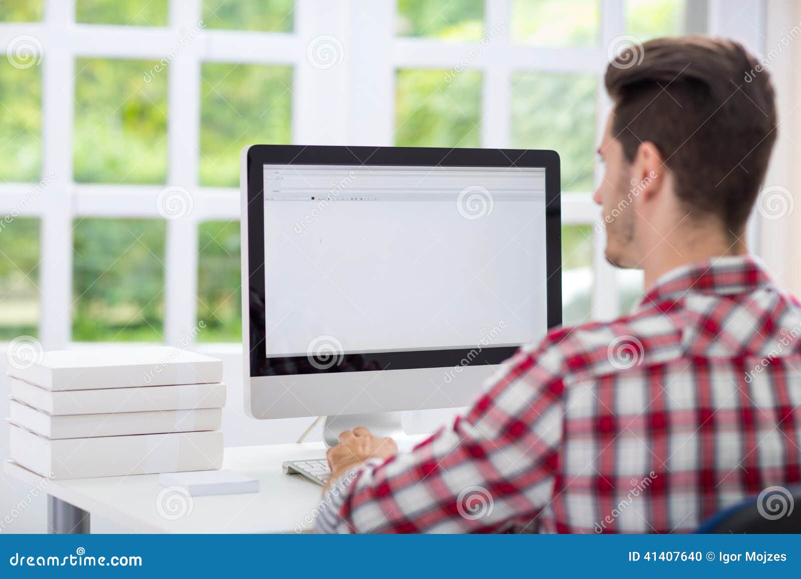 Mann vor Computer stockfoto. Bild von computer, hacker - 41407640