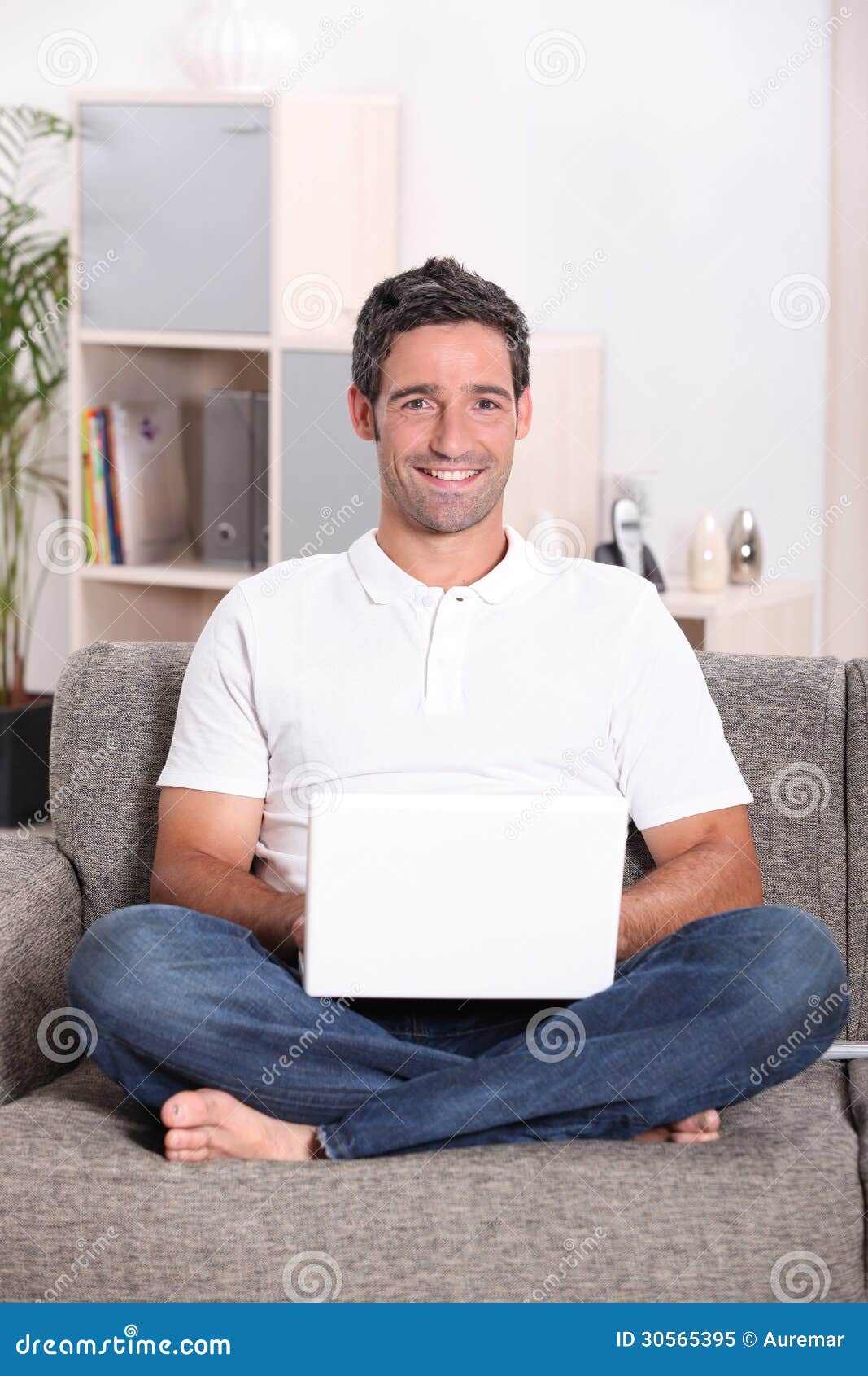 Mann zu Hause gesessen stockbild. Bild von entspannen - 30565395