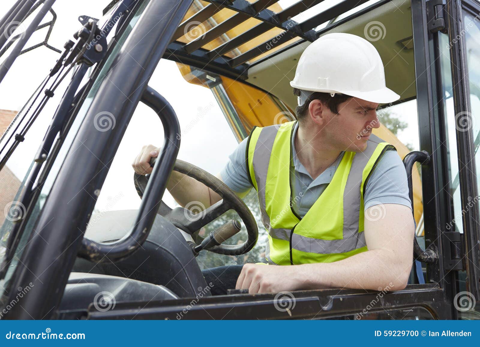 Mannelijke Bouwvakker Driving Digger Stock Foto - Image of hand, baan ...