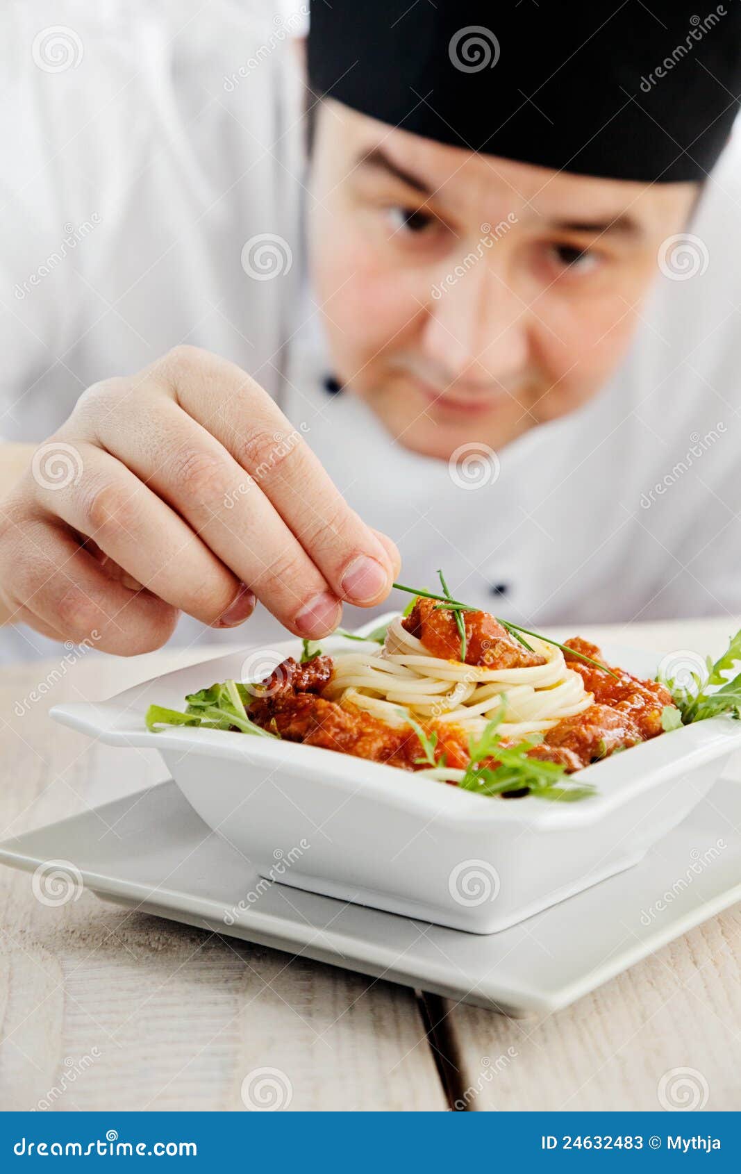 Mannelijke Chef-kok in Restaurant Stock Afbeelding - Image of baan ...