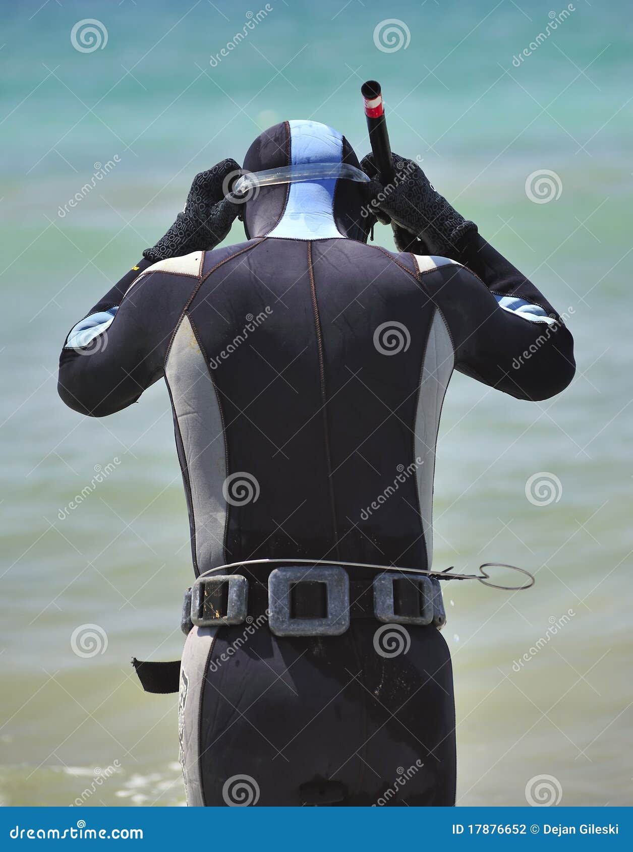 Mannelijke Duiker Met Harpoen Stock Foto - Image of volwassen ...