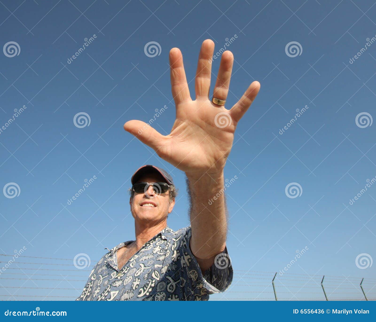 Mannelijke Hand En Blauwe Hemel Stock Foto - Image of bedrijf, sluit ...