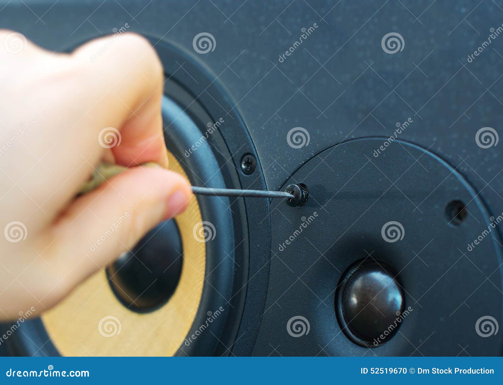 Mannelijke Hand Het Bevestigen Tweeter Stock Foto - Image of modern ...