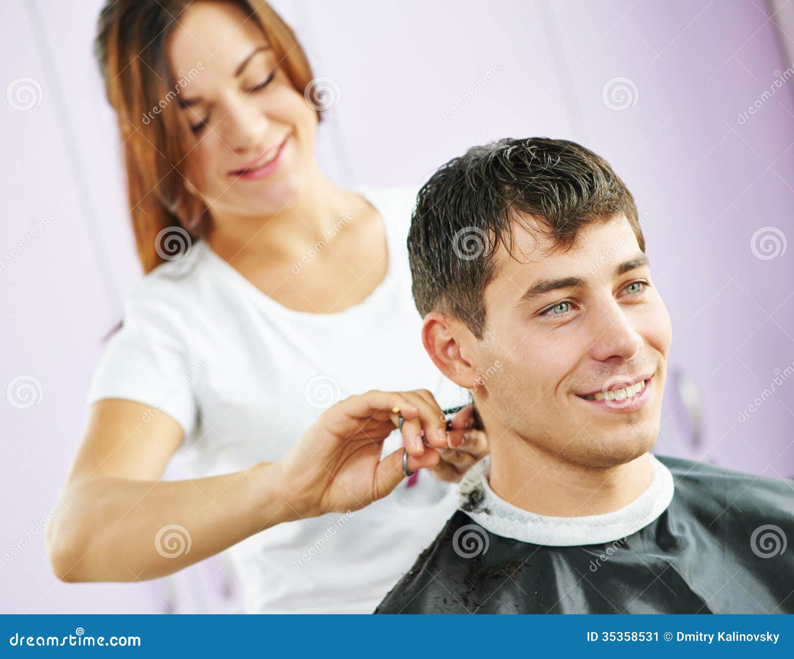 Mannelijke Kapper Op Het Werk Stock Afbeelding - Image of manier ...