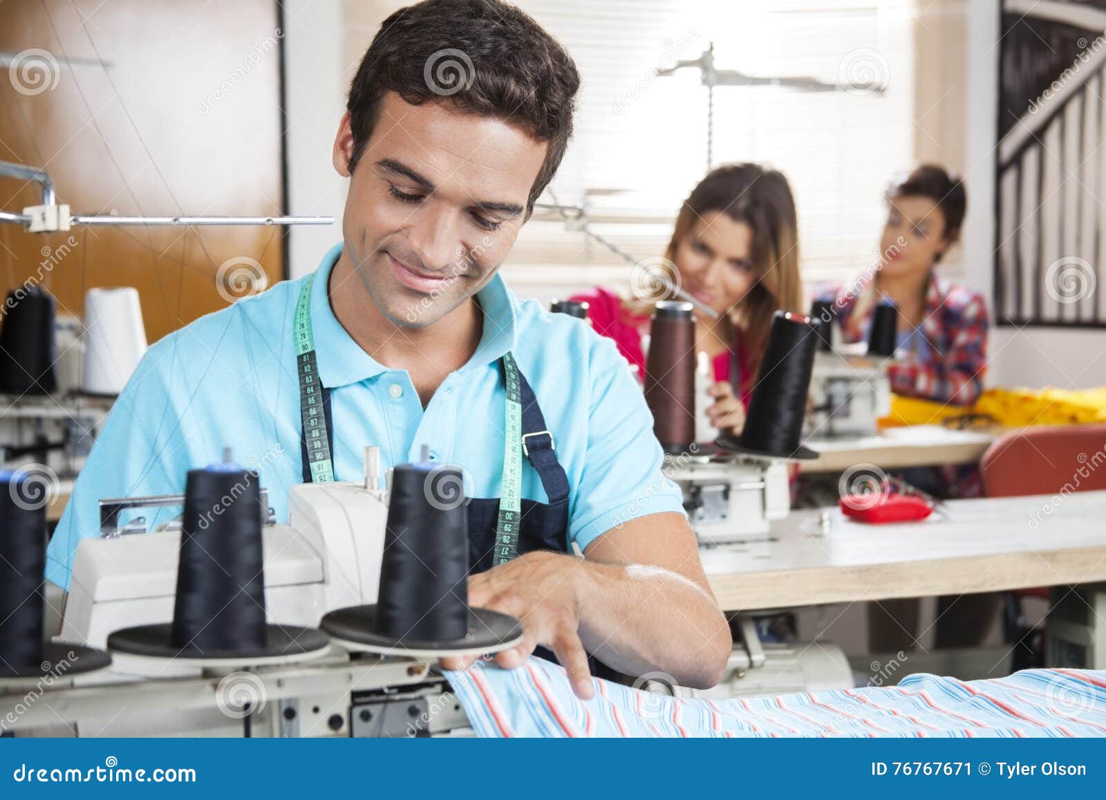 Mannelijke Kleermaker Stitching at Workbench in Het Naaien Van Fabriek ...