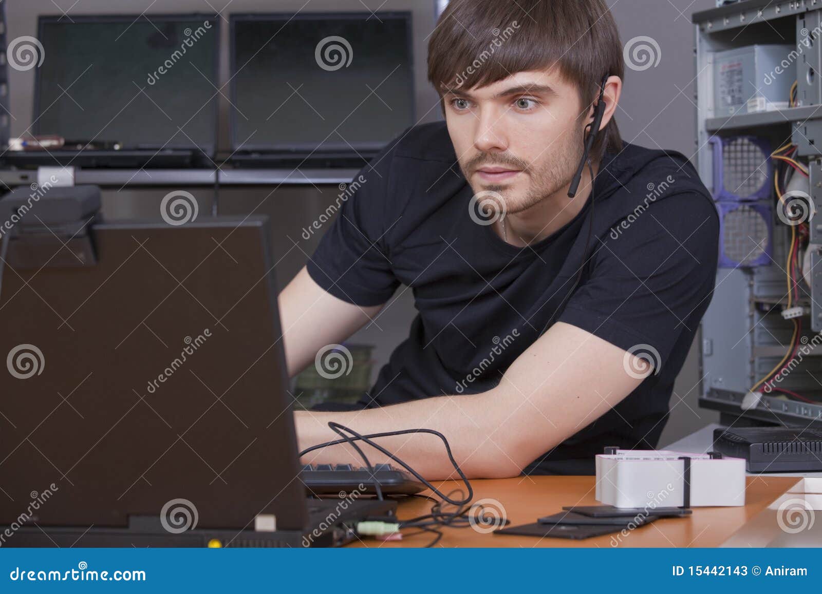 Mannelijke Programmeur Met Hoofdtelefoon Stock Afbeelding - Image of ...