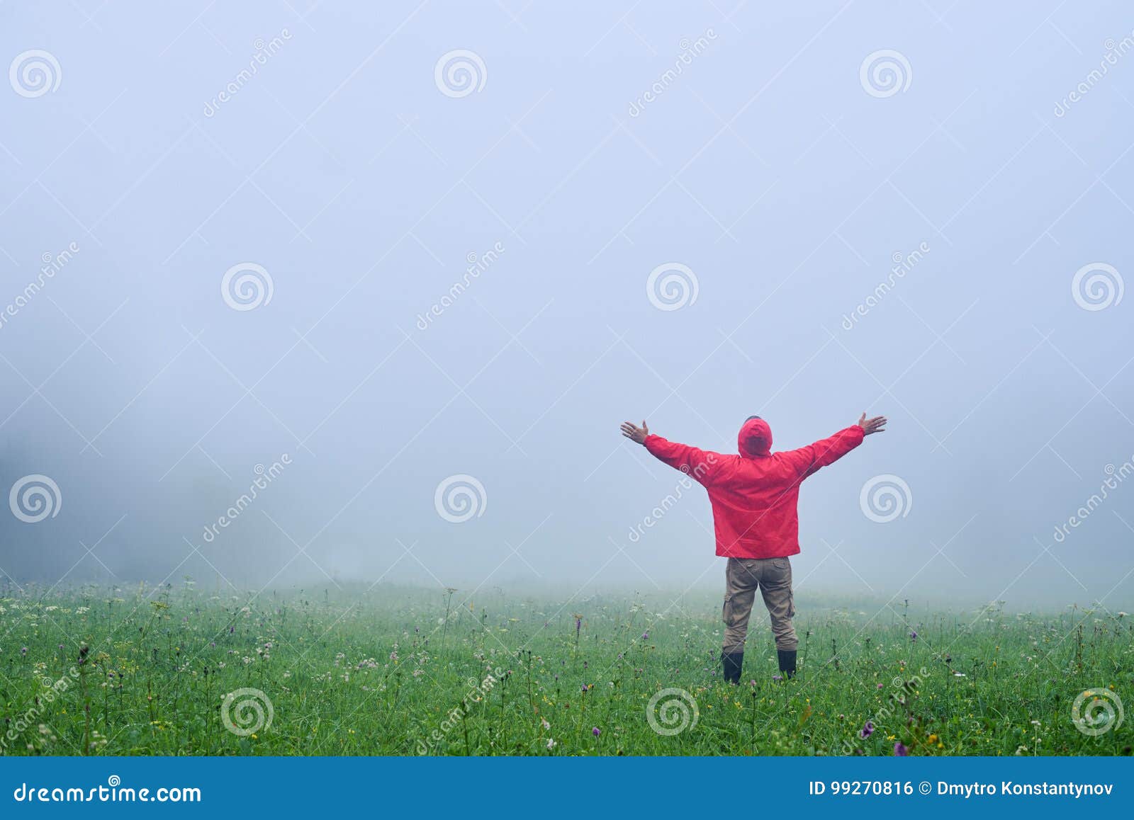 Mannelijke Uitgestrekt Dient Mistig Weer in Stock Foto - Image of kijk ...