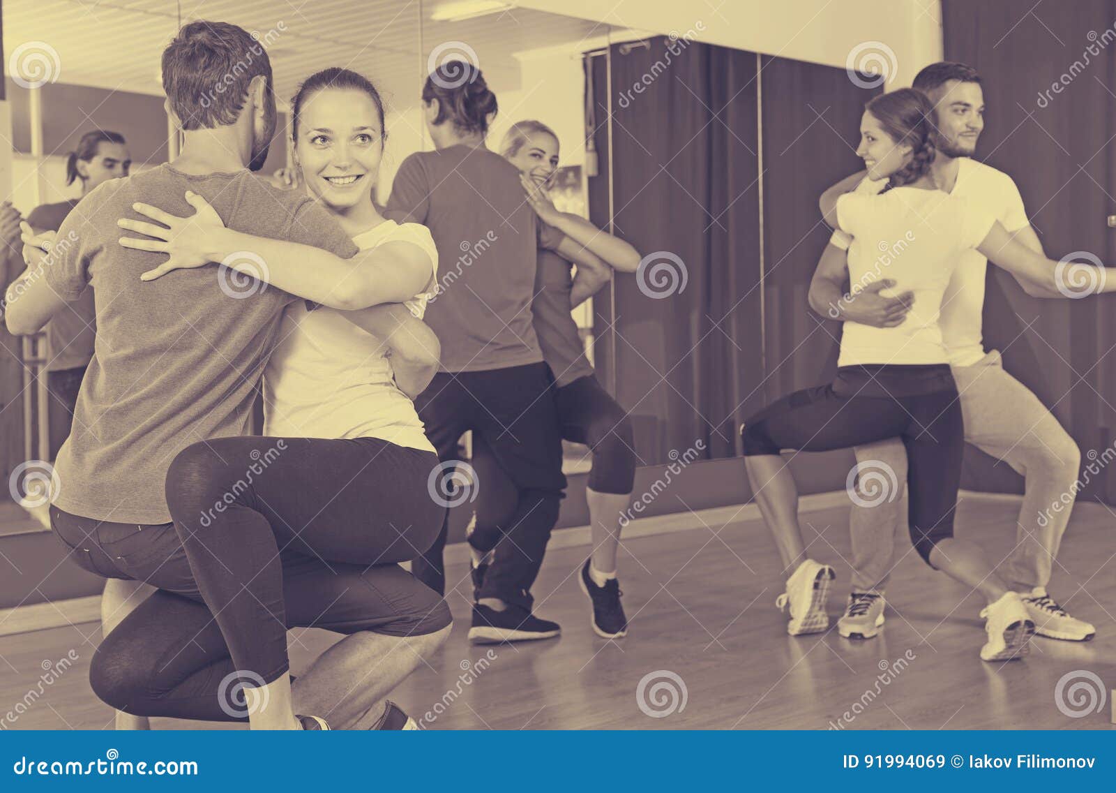 Mannen En Vrouwen Het Dansen Bachata Samen Stock Afbeelding - Image of mensen, pret: 91994069