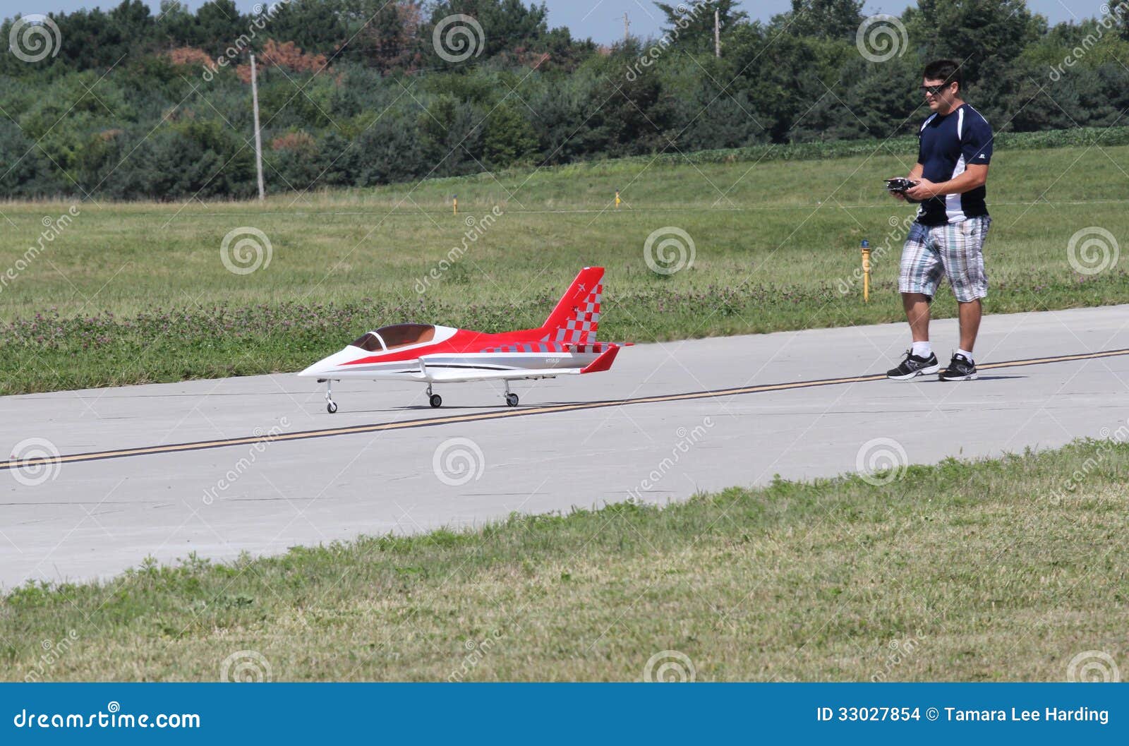 Mannen Flyger Modellen Airplane Med Kontrollanten Redaktionell ...