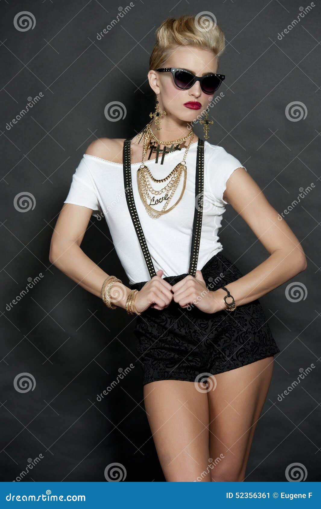 Mannequin Blond Chic Sur Le Noir Image stock - Image du lifestyle ...