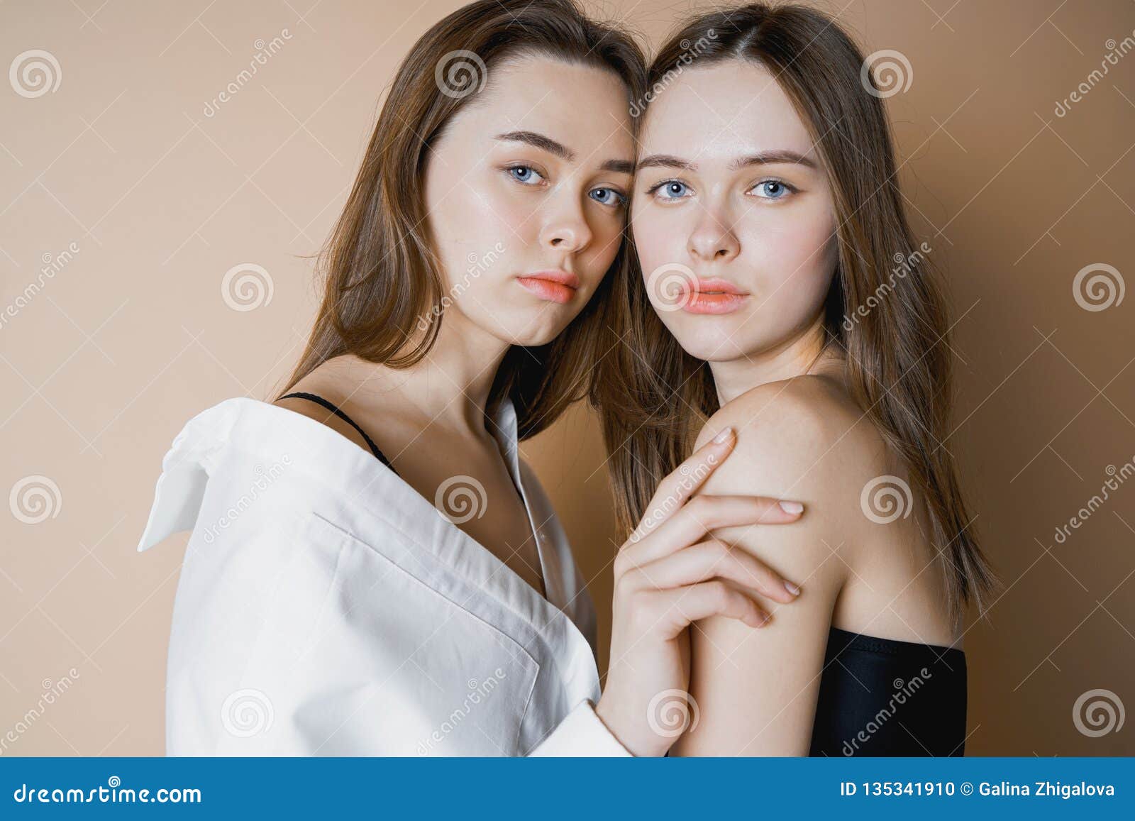 Mannequins Deux Filles Nues De Jumelles De Soeurs Belles Regardant