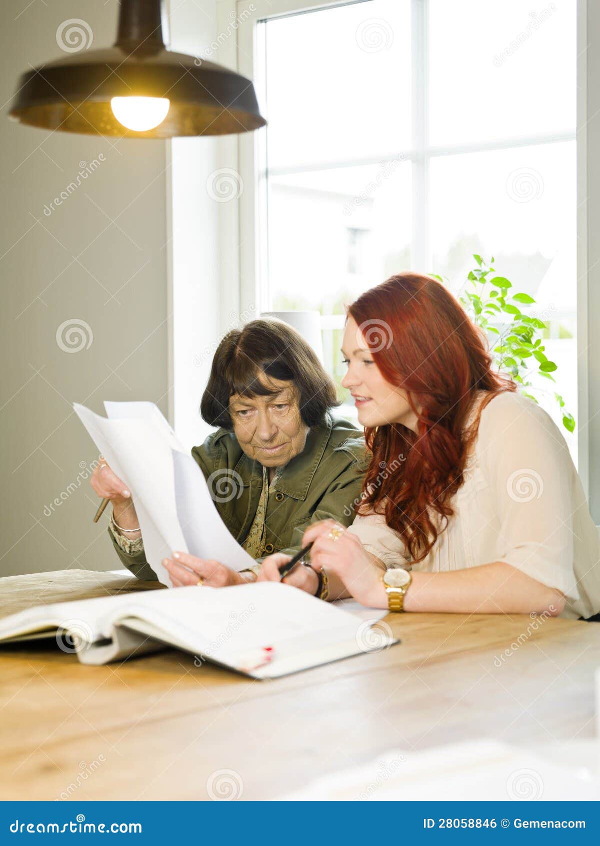 Mano amiga foto de archivo. Imagen de europeo, muchachas - 28058846