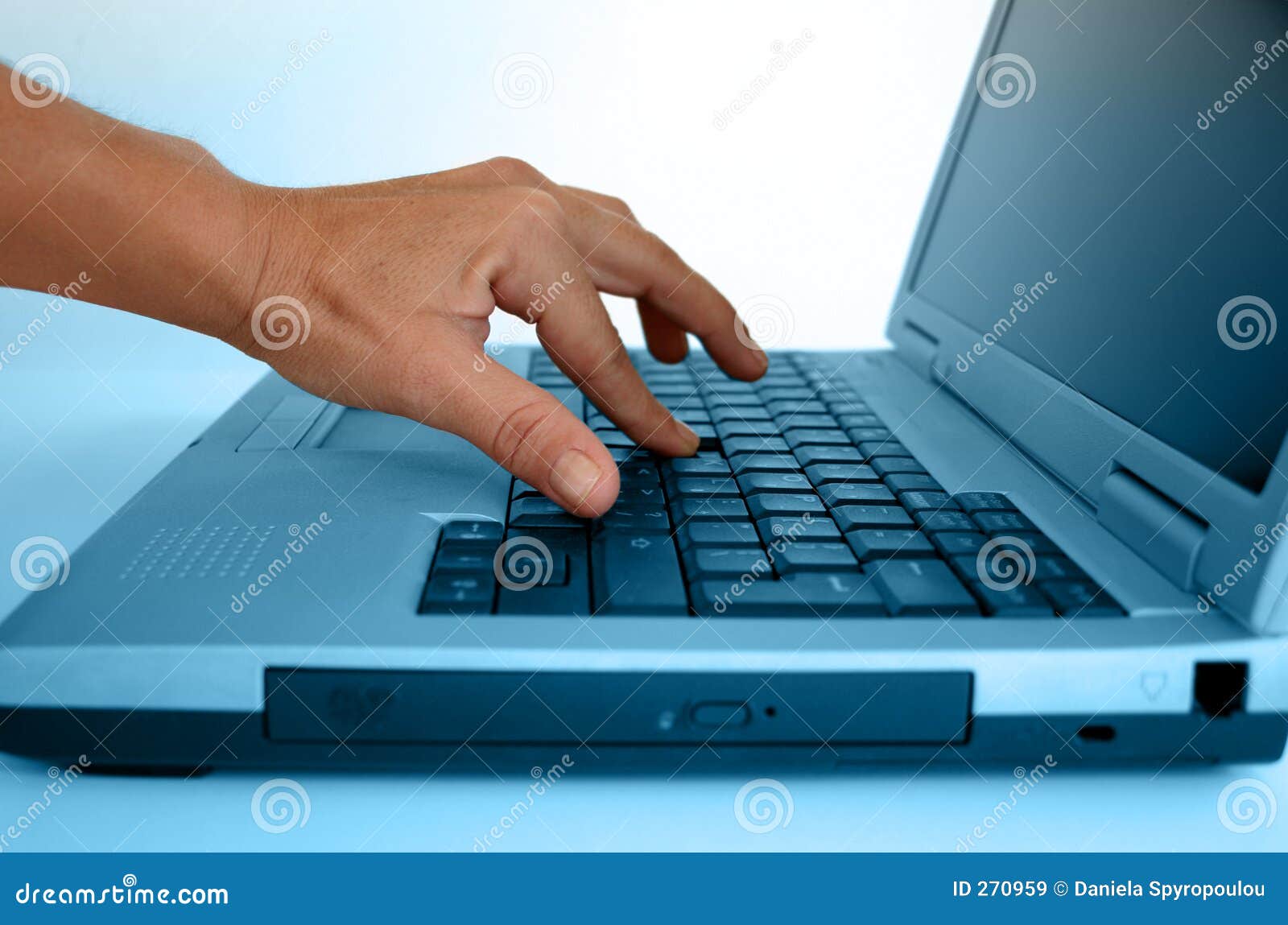 Mano Che Digita Su Un Computer Portatile Immagine Stock - Immagine di ...