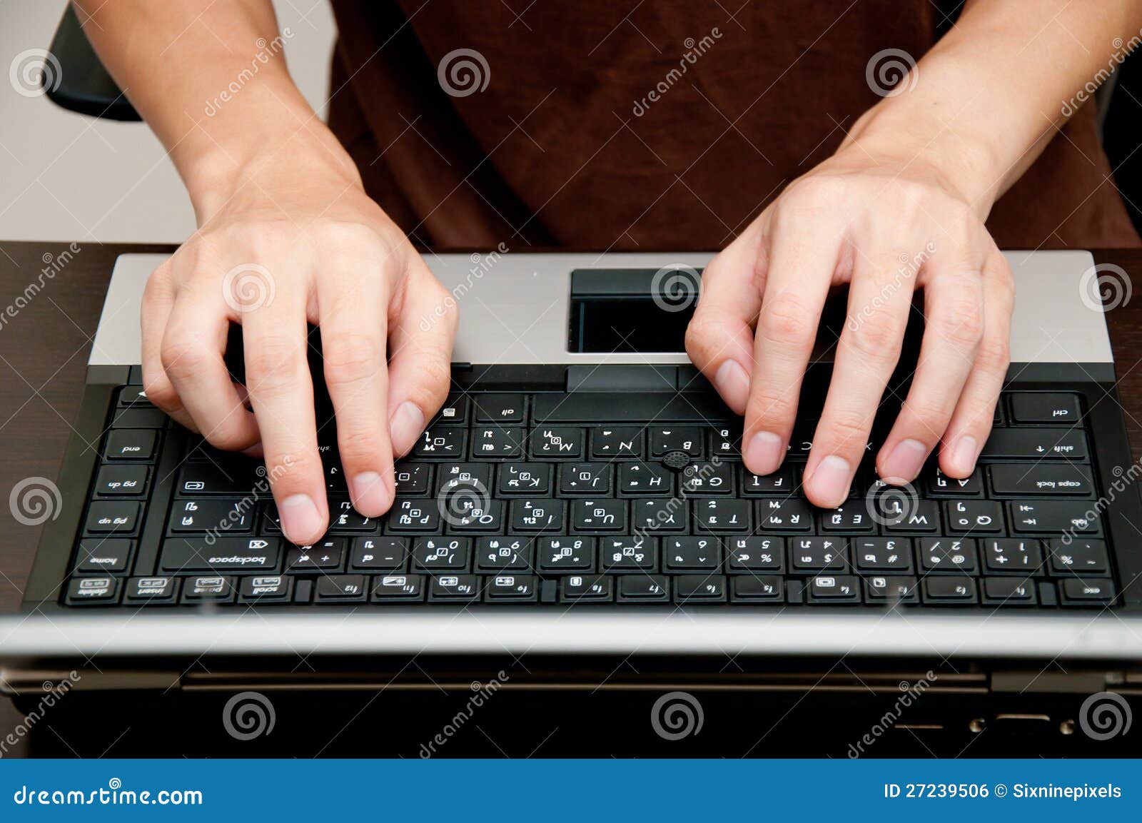 Mano Che Digita Sulla Tastiera Del Computer Portatile Fotografia Stock ...