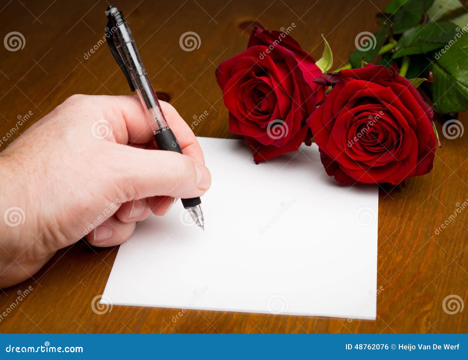 Mano Che Scrive Un Amore Valentine Letter with Roses Fotografia Stock ...