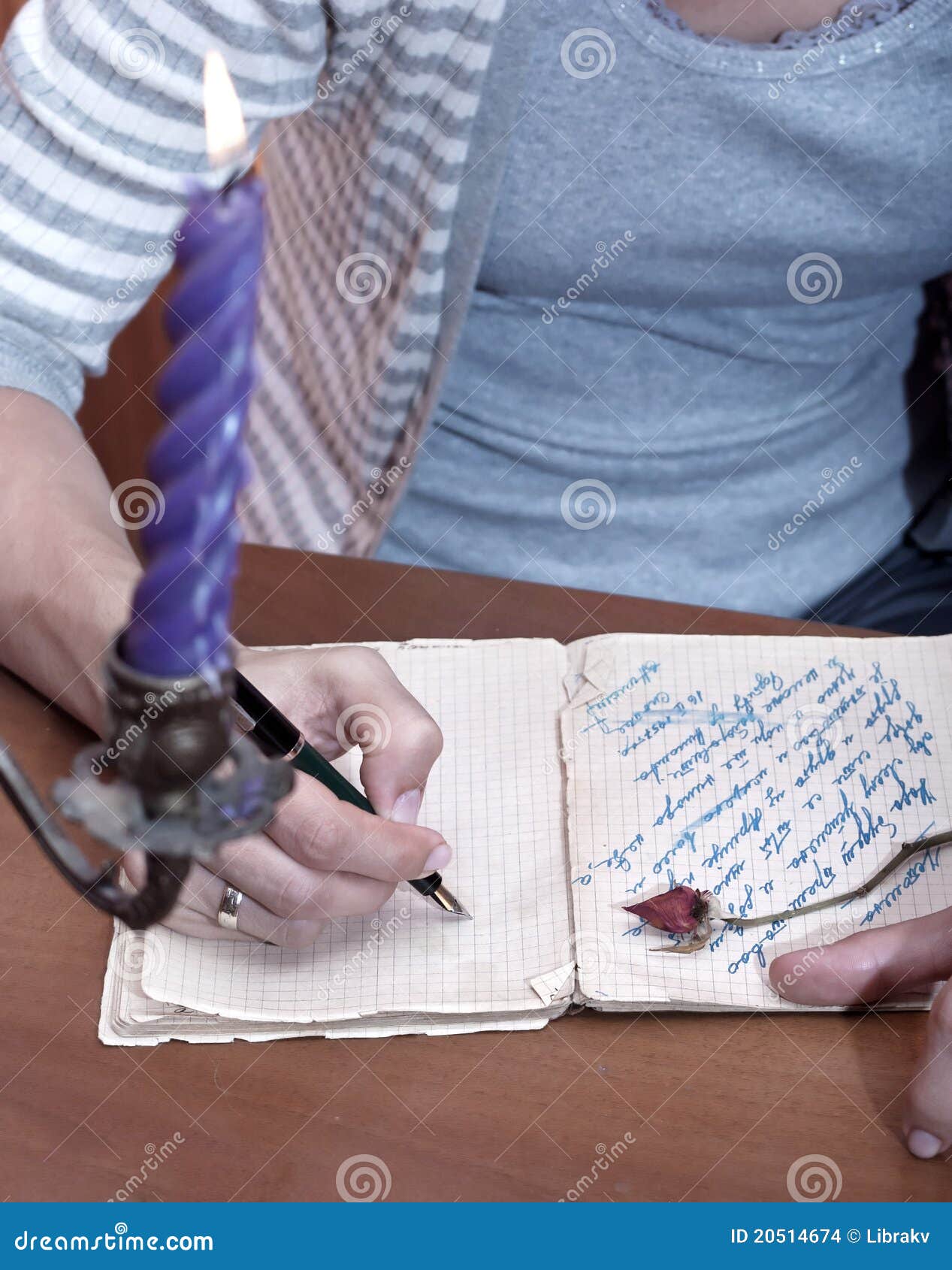 Mano Che Scrive Una Lettera Fotografia Stock - Immagine di vecchio ...