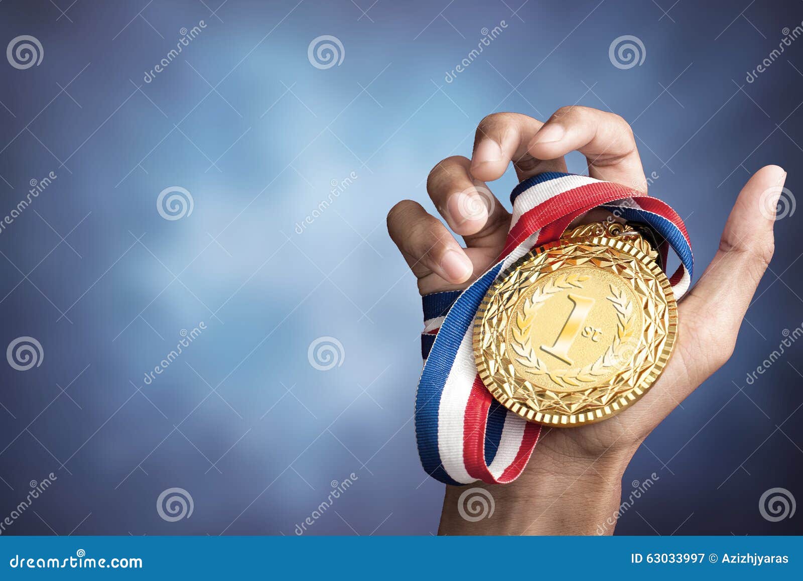 Mano Che Sostiene Una Medaglia D'oro Immagine Stock - Immagine di ...