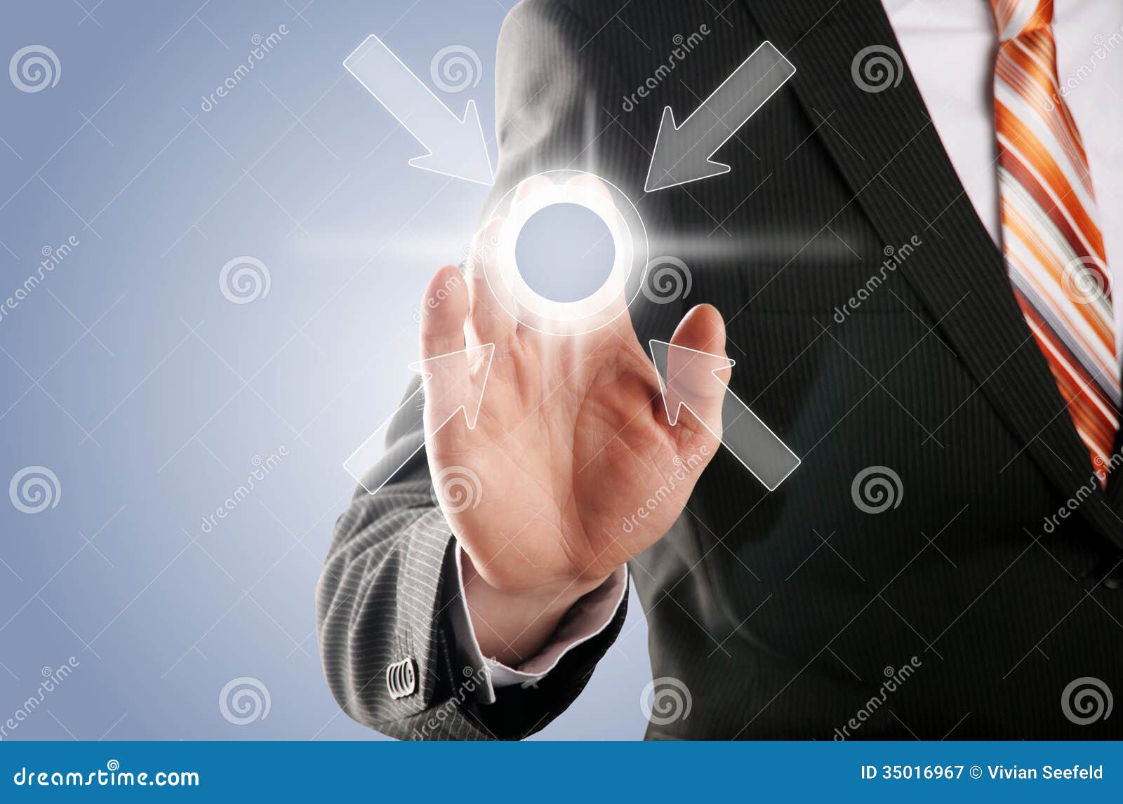 Mano che spinge il bottone immagine stock. Immagine di pressa - 35016967