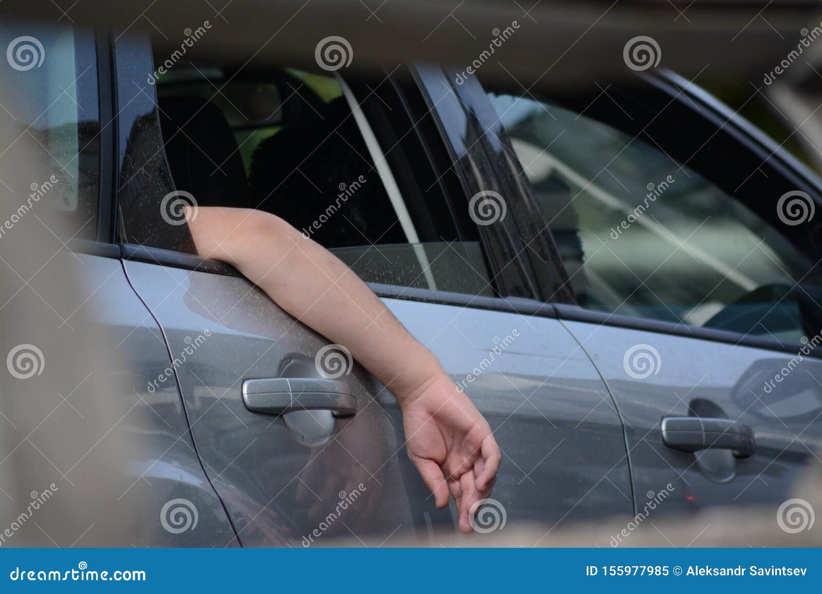 Mano colgando del auto imagen de archivo. Imagen de humano - 155977985